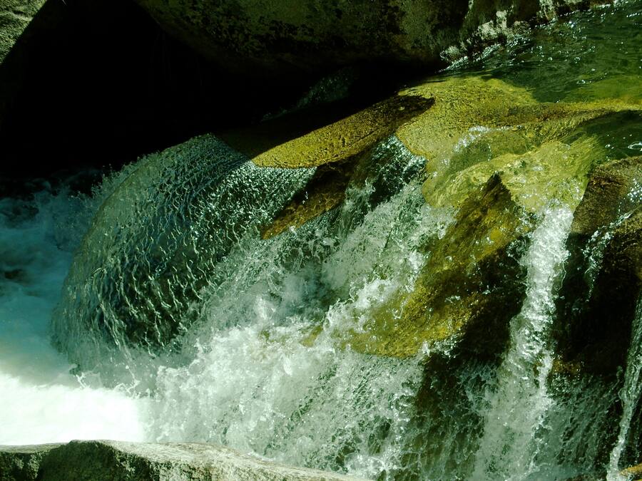 Uma cascata despencando sobre rochas.