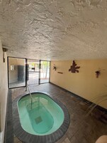 Piscina exterior, espreguiçadeiras 