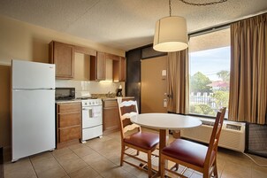 Quarto, 2 camas de casal, cozinha americana | Cozinha privada | Geladeira, micro-ondas, fogão, cooktop