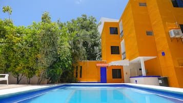 Piscina externa, espreguiçadeiras