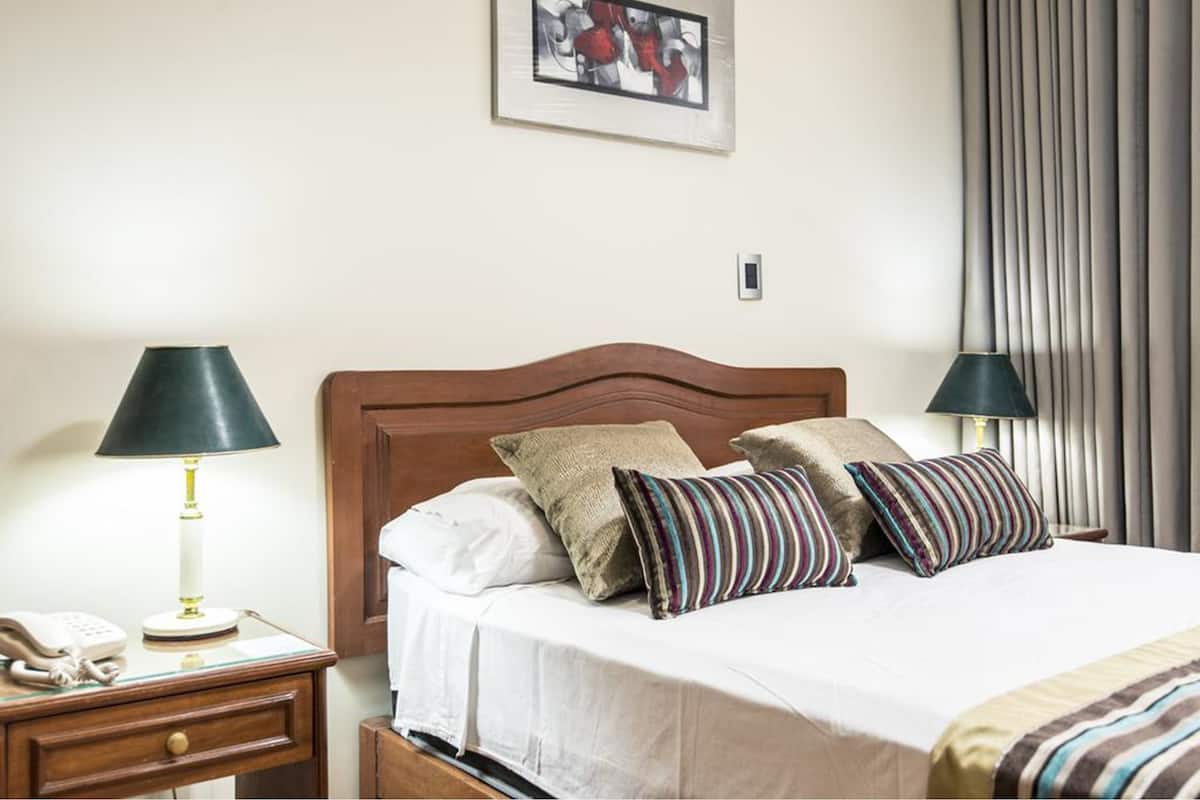 Quarto Duplo | Minibar, cofre no quarto, secretária, cortinas/cortinados opacos