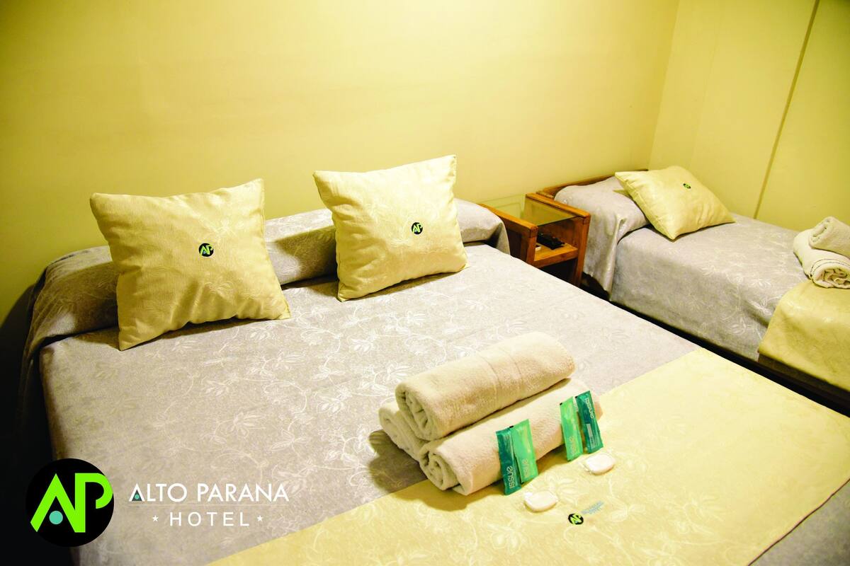 Quarto Triplo | Cofre no quarto, Wi-fi grátis, roupa de cama fornecida