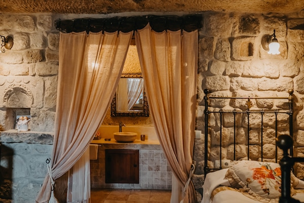 Junior Cave Suite | Casa de banho | Um polibã, um chuveiro de hidromassagem