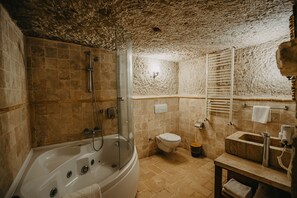 Splendid Cave Suite | Casa de banho | Um polibã, um chuveiro de hidromassagem 
