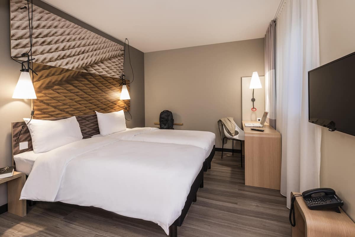 Quarto, 2 camas individuais | Roupa hipoalergénica, cofre no quarto, secretária