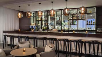 Este bar de tapas, junto à piscina, aberto diariamente
