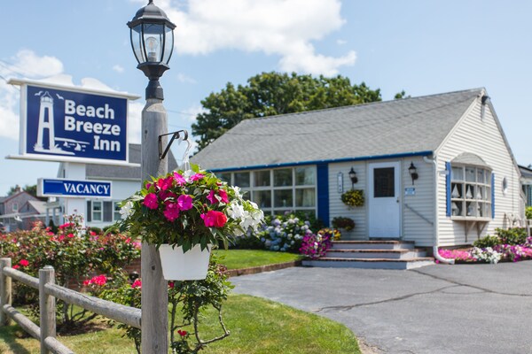 A Beach Breeze Inn - Cape Cod, MA