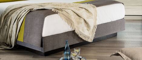 1 quarto, cofre com capacidade para portátil, secretária