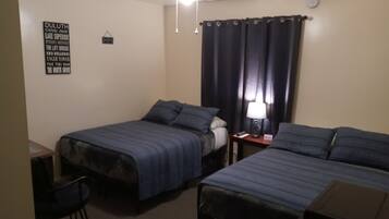 Quarto básico, 2 camas de casal, geladeira | Escrivaninha, cortinas blackout, ferros/tábuas de passar roupa