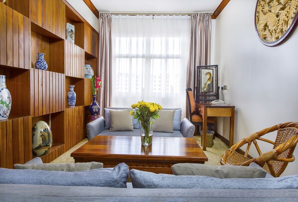 Suite Empresarial | Sala de estar | TV plasma