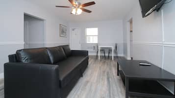 Suite, 1 quarto (101) | Sala de estar | Televisor