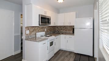 Suite, 2 camas queen-size | Cozinha privada | Um frigorífico, um micro-ondas, uma cafeteira/bule