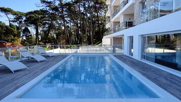 Piscina exterior sazonal, guarda-sóis, espreguiçadeiras