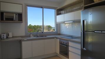 Apartamento Superior, 2 quartos, vista para o jardim | Cozinha privada | Um frigorífico, um micro-ondas, um forno, uma placa de cozinha