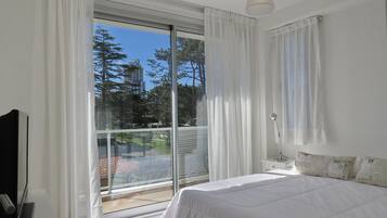 Apartamento Superior, 1 cama queen-size, vista para o jardim | Roupa de alta qualidade, cofre no quarto, cortinas/cortinados opacos