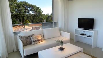 Apartamento Superior, 1 cama queen-size, vista para o jardim | Roupa de alta qualidade, cofre no quarto, cortinas/cortinados opacos