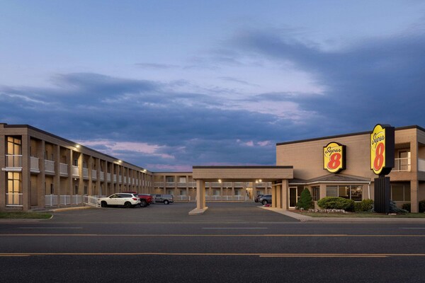 Super 8 By Wyndham Windsor/dougall - Dearborn, MI