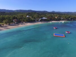 Uma praia privada, praia de areia branca, espreguiçadeiras, snorkel