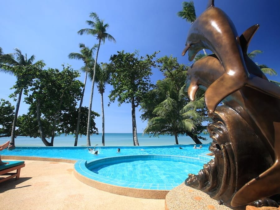 Piscina externa, guarda-sóis, espreguiçadeiras