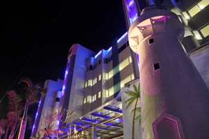 Fachada da propriedade à noite