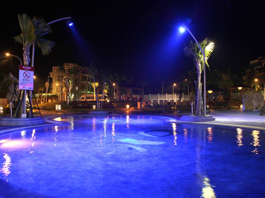 Piscina externa sazonal, espreguiçadeiras