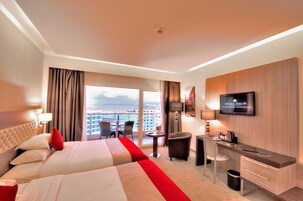 Quarto Deluxe, 2 camas queen-size, vista para o oceano | Roupa de alta qualidade, minibar, cofre no quarto, secretária
