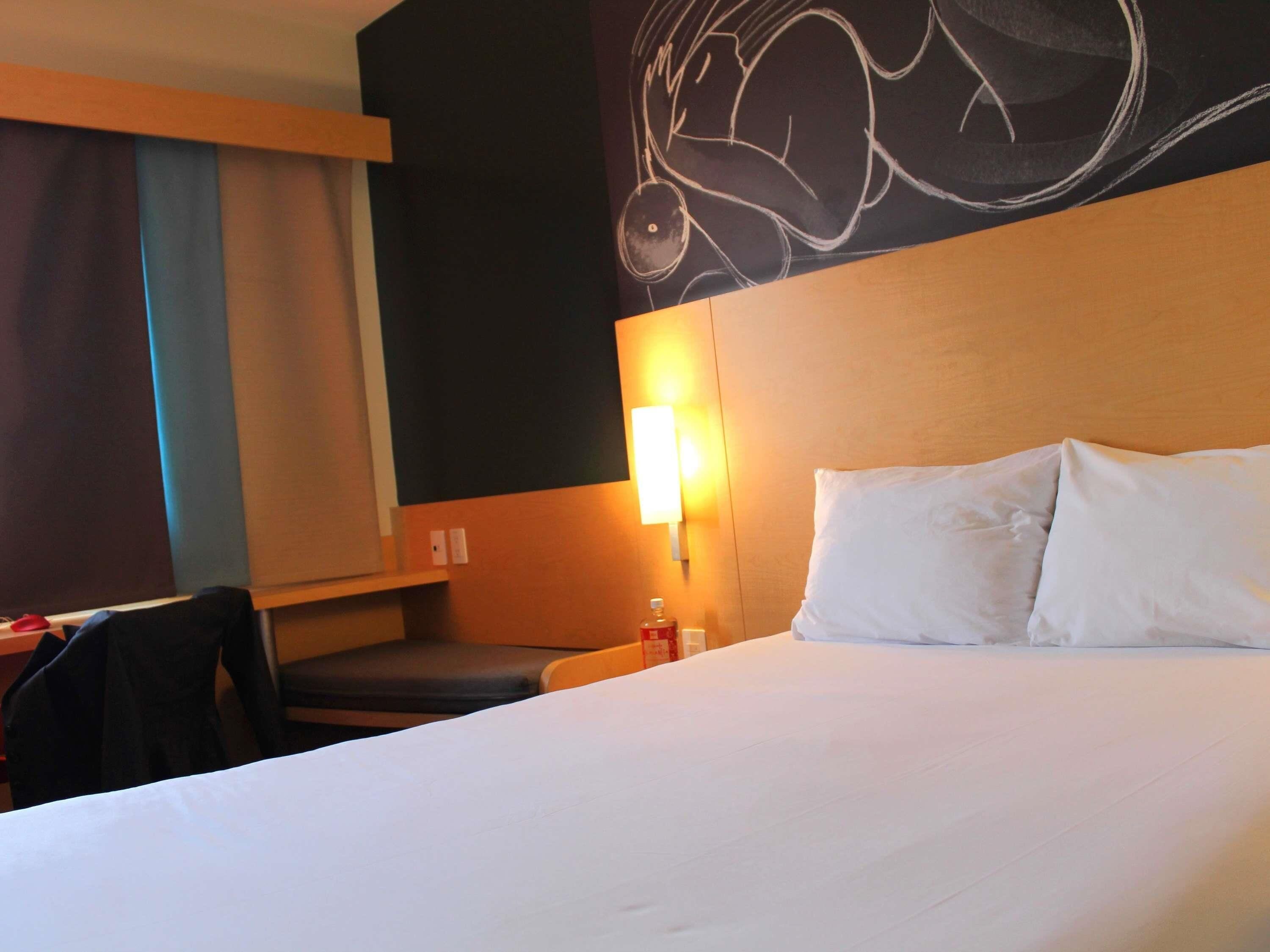 Quarto Duplo Standard, 1 cama de casal | Cofre no quarto, secretária, cortinas/cortinados opacos 