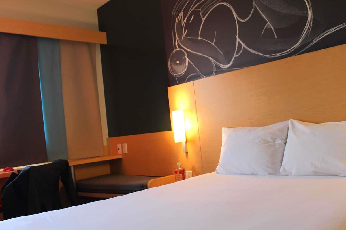 Quarto Duplo Standard, 1 cama de casal | Cofre no quarto, secretária, cortinas/cortinados opacos