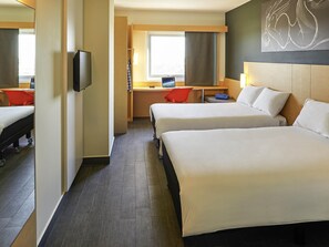 Quarto Duplo Standard, 2 camas de casal | Cofre no quarto, secretária, cortinas/cortinados opacos 