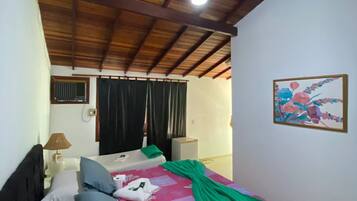 Quarto triplo superluxo, 1 quarto | Roupas de cama antialérgicas, frigobar, cortinas blackout, roupa de cama