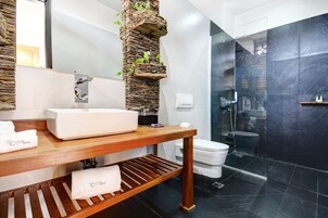 Quarto Deluxe | Casa de banho | Um polibã, um chuveiro fixo, produtos de higiene exclusivos