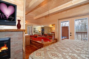 Sweetheart Cabin, 1 Bedroom, Jetted Heart-shaped Tub, Outdoor Hot Tub, Mountain View | Roupas de cama premium, individualmente decorados
