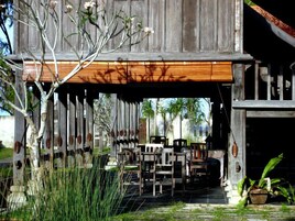 Pequenos-almoços servidos, cozinha malaia, com vista para o oceano 