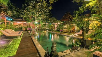 Fachada da propriedade à noite
