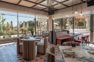 5 restaurantes, pequenos-almoços servidos, cozinha internacional 