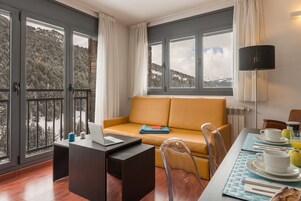 Apartamento, 2 quartos (5 pax) | Área de estar | TV de plasma