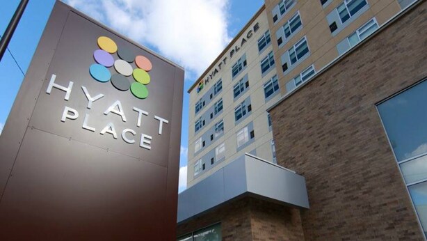 Um edifício com uma placa que diz "HYATT PLACE".