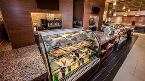 Uma área de buffet com diversas opções de comida e um espaço para café.