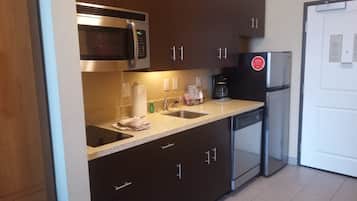 Geladeira grande, micro-ondas, cooktop, lava-louças