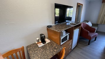 Quarto luxo, 2 camas Queen, para não fumantes | Escrivaninha, ferros/tábuas de passar roupa, Wi-Fi de cortesia