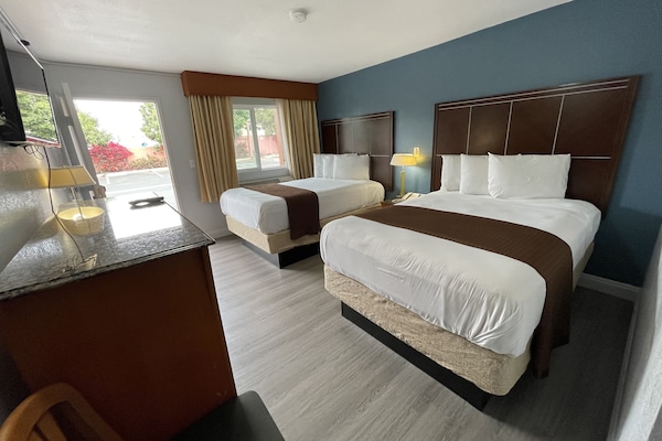 Quarto econômico, 2 camas de casal, para não fumantes | Escrivaninha, ferros/tábuas de passar roupa, Wi-Fi de cortesia