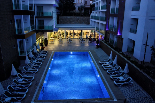 Piscina exterior, guarda-sóis, espreguiçadeiras