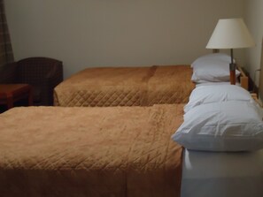 Quarto, 2 camas de casal | Vista para o jardim