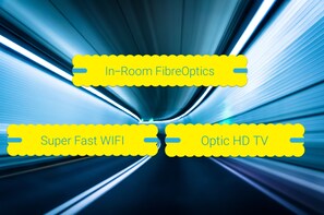 1 quarto, secretária, cortinas/cortinados opacos 