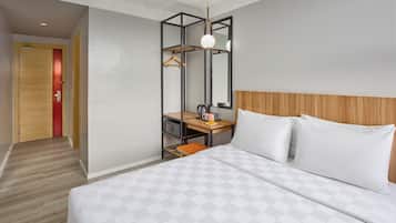Quarto casal superior | Cofres nos quartos, escrivaninha, espaço de trabalho para notebook