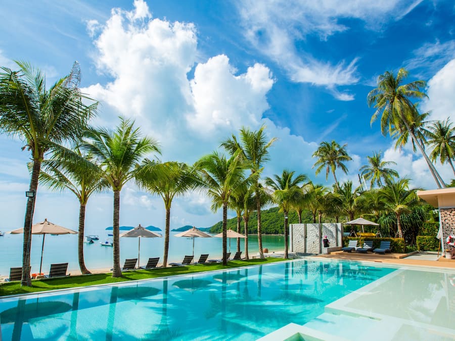 Piscina exterior, guarda-sóis, espreguiçadeiras