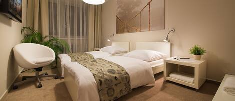 Roupa hipoalergénica, cofre no quarto, secretária