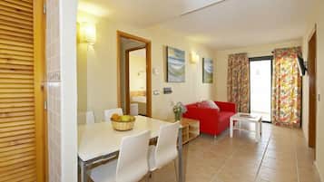 Apartamento, 2 quartos, varanda | 1 quarto, cofre com capacidade para portátil, secretária