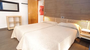 Apartamento, 1 quarto, varanda | 1 quarto, cofre com capacidade para portátil, secretária