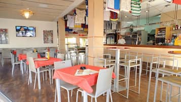 Servem pequenos-almoços, almoços, jantares e brunches (fins de semana)